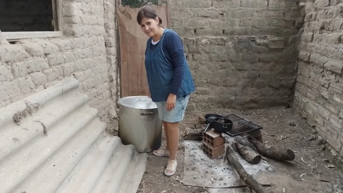 Por aumentos en las garrafas, cada vez más gente usa leña para cocinar